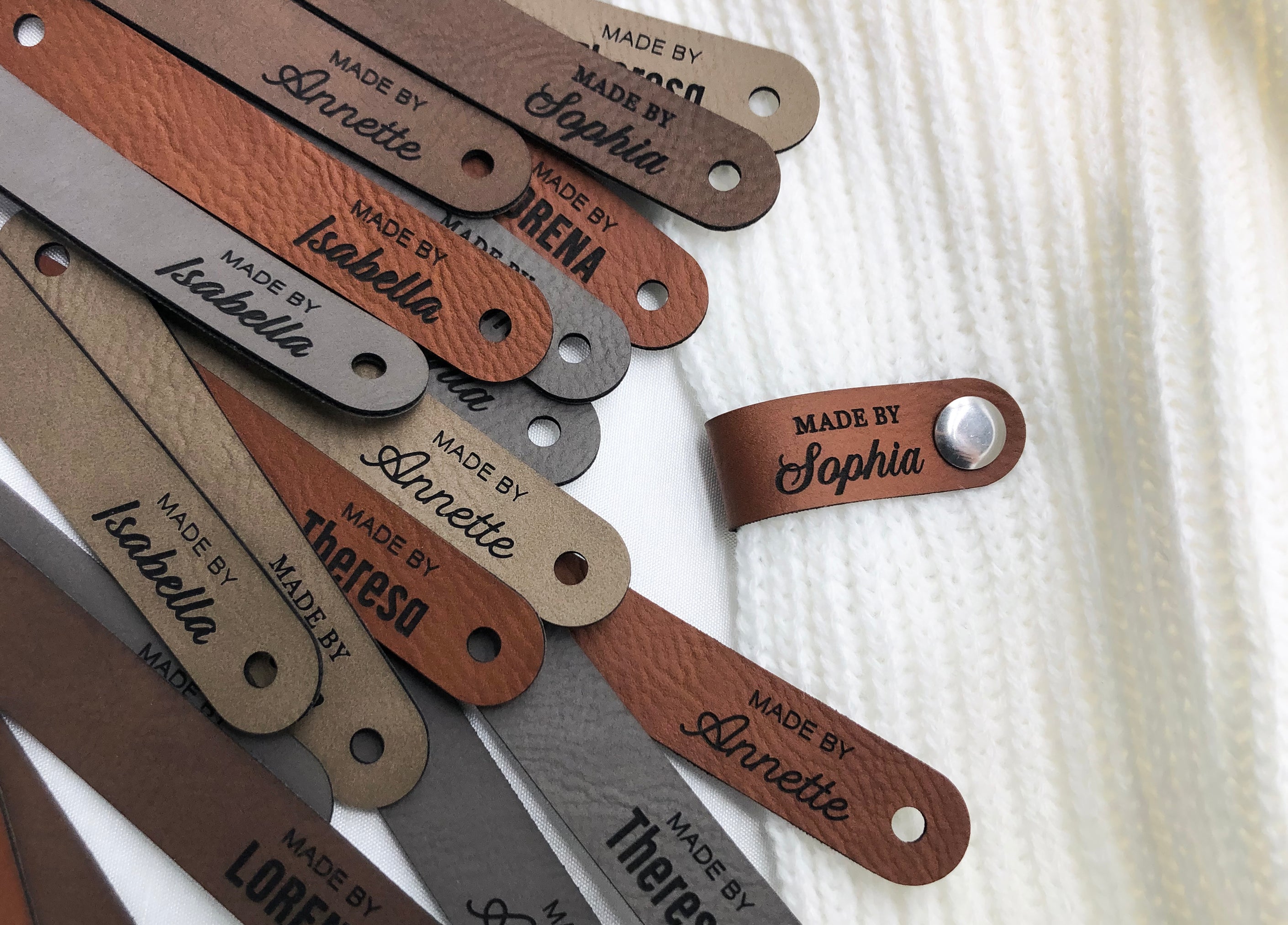 Personalisierte Labels mit Chicago Screws - Kunstleder-Label mit Schra ...